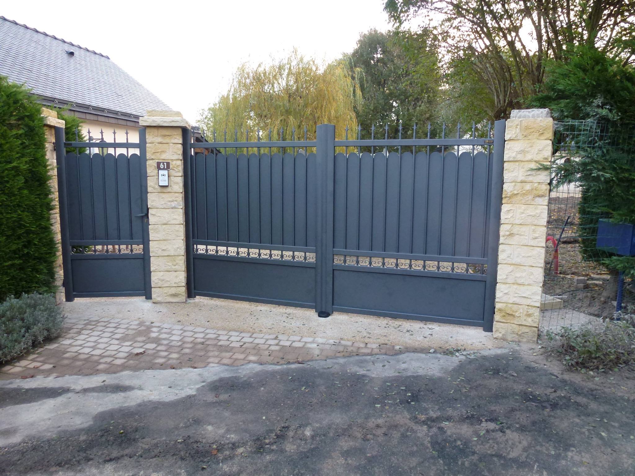 Votre portail sur-mesure pour sublimer votre maison - Clin Menuiserie
